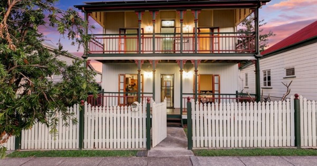 Kangaroo Point home sells after epic one-hour auction
