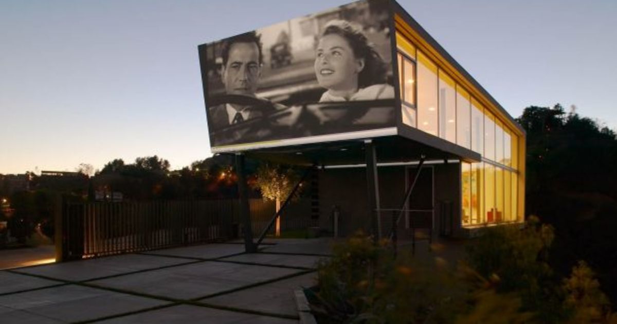Embrace the Hollywood – this house provides a giant outdoor home theatre