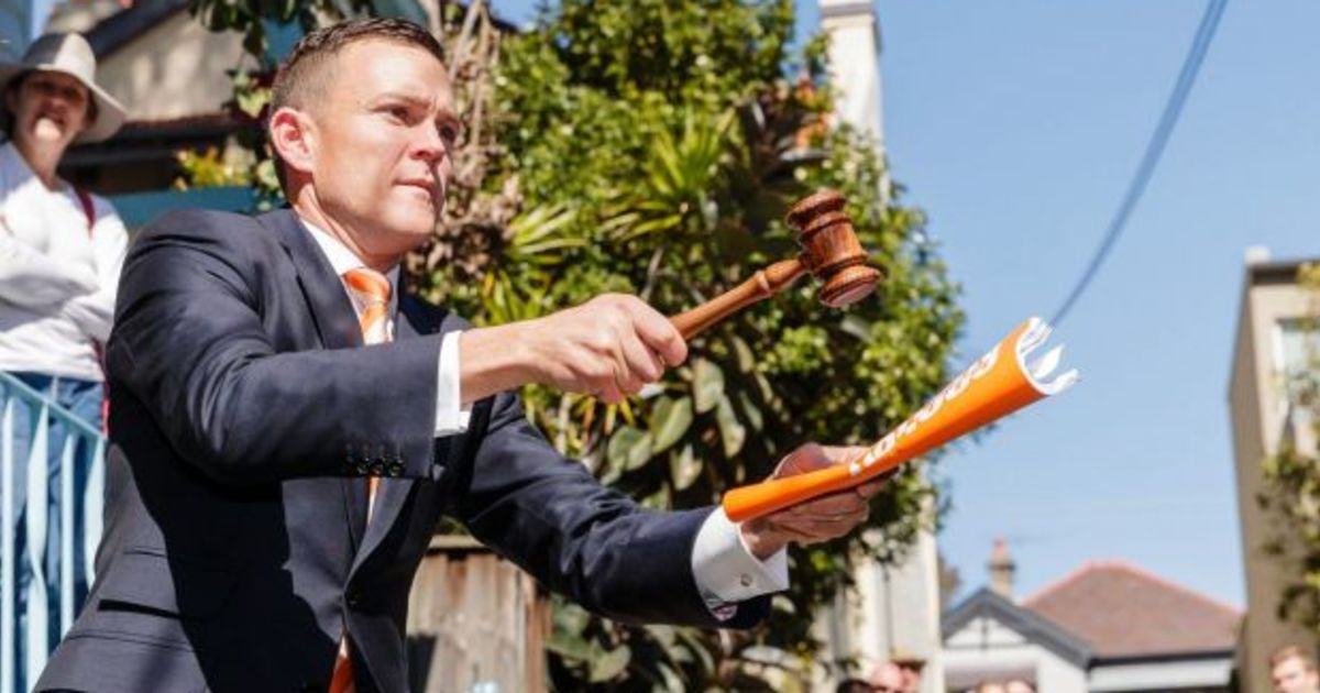 Auction winners and losers: How the market dictates which way to sell