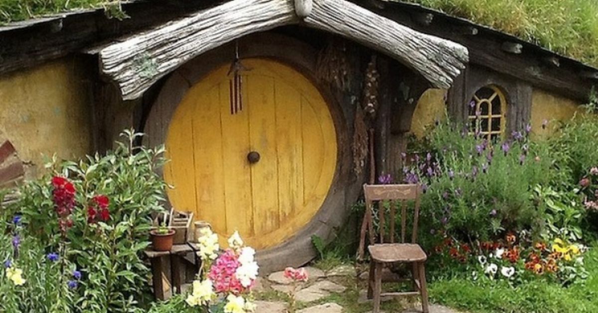 Peter Jackson builds replica Hobbit house in his basement