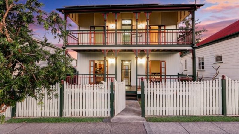 Kangaroo Point home sells after epic one-hour auction