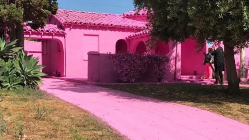 Three pink houses in Los Angeles lure lookers, but annoy the neighbours