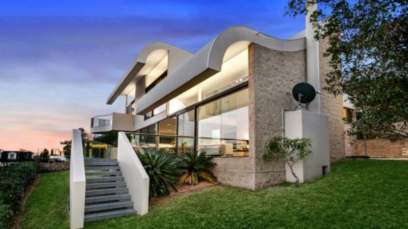 Modern marvel: Wave-shaped house designed by Harry Seidler lists in ...
