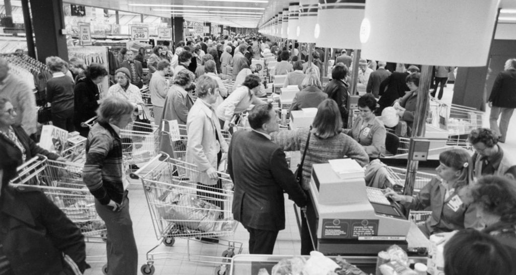 supermarket checkout queue