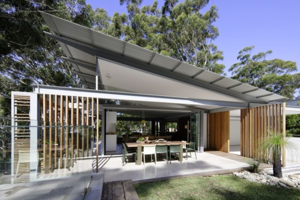 Design Trends - Architecture Saville Isaacs lifts roof on coastal design