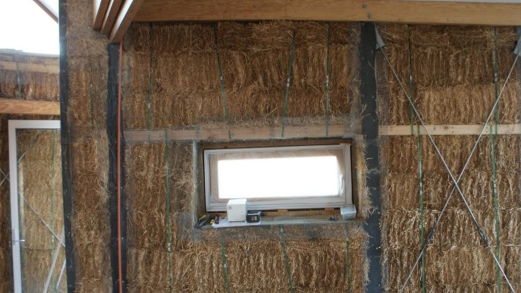 Sustainable living in a house made of straw
