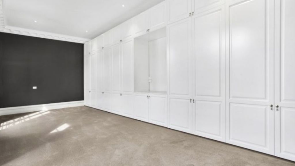 What effect does a murder have on a house price?