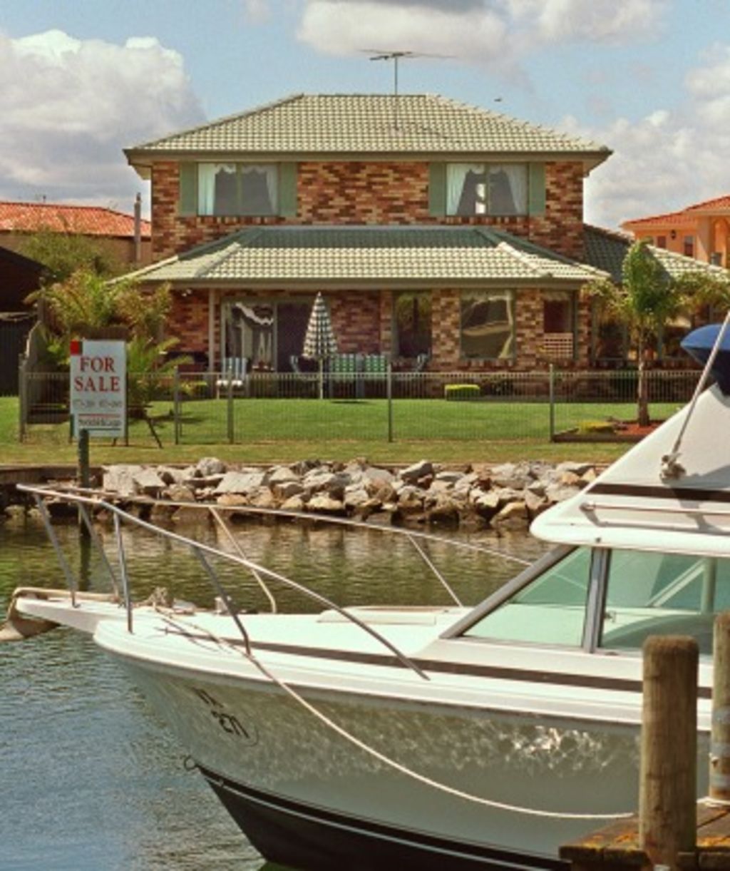 The ‘effluent’ life: house from Kath & Kim for sale