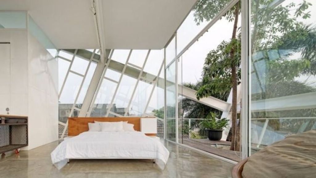 Slanting house makes a statement at a 70 degree angle