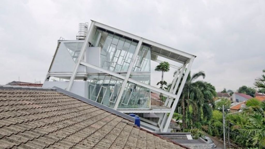 Slanting house makes a statement at a 70 degree angle