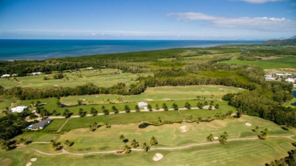 Clive Palmer takes another swing at selling golf course lots