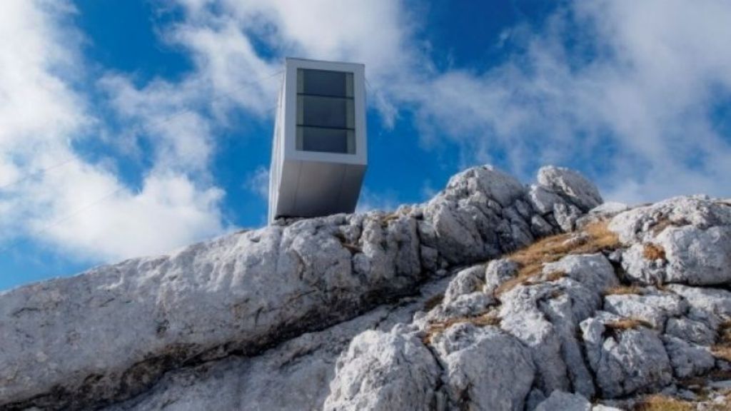 Extreme housing: Hiker’s cabin on the mountaintop