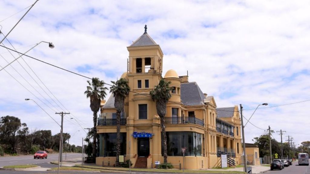 Mentone: the suburb dominated by kids that famous faces have fled