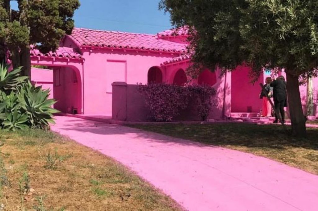 Three pink houses in Los Angeles lure lookers, but annoy the neighbours