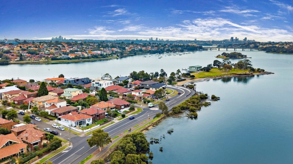 Rodd Point home soars $556,000 above reserve to sell for $2,656,000