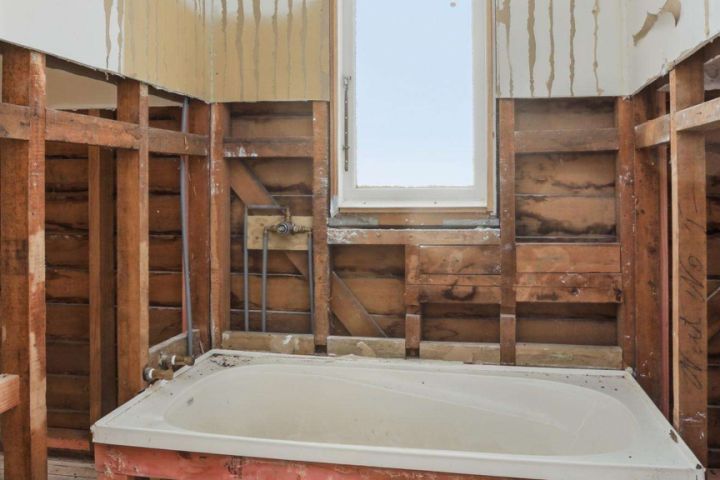 ‘Unlucky’ owners forced to sell at $0.82 reserve after flood wipes out ...