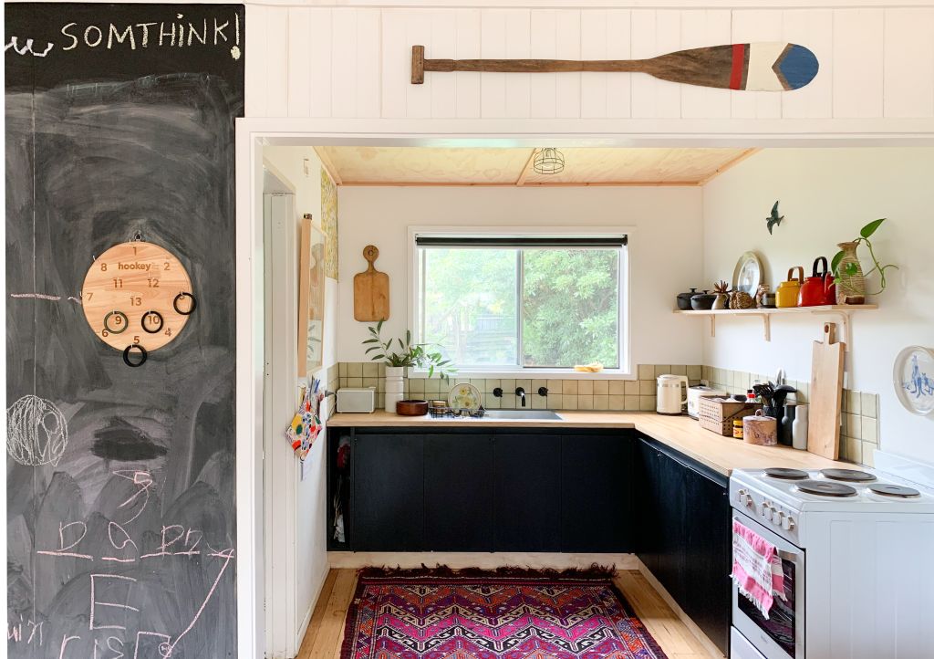 This artist converted a rundown Phillip Island fibro shack into a beach ...