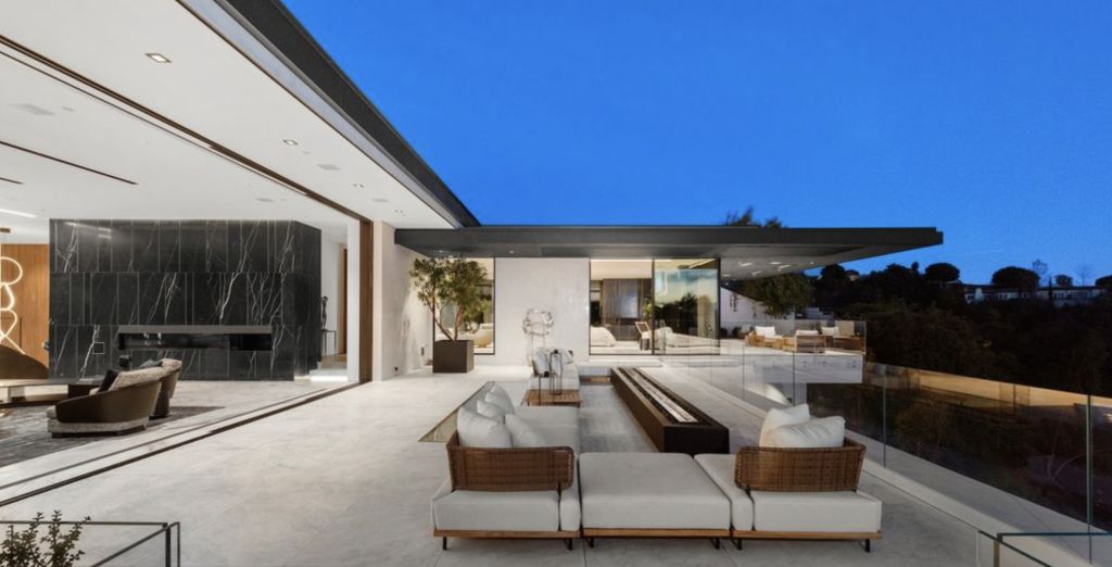 Hip-hop star Drake rents Beverly Hills mansion for $US215,000 a month
