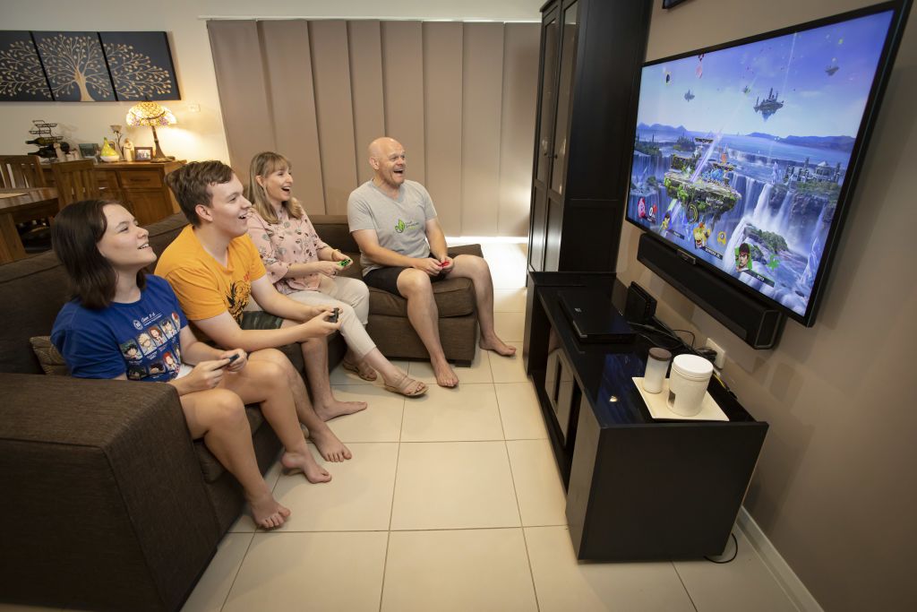 The first person in the world to have a Tesla Powerwall battery pays ...