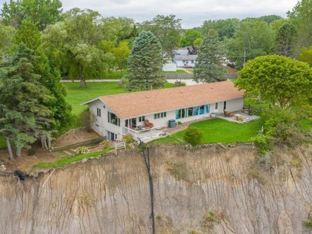 Wisconsin house falling off a cliff sells for $250,000