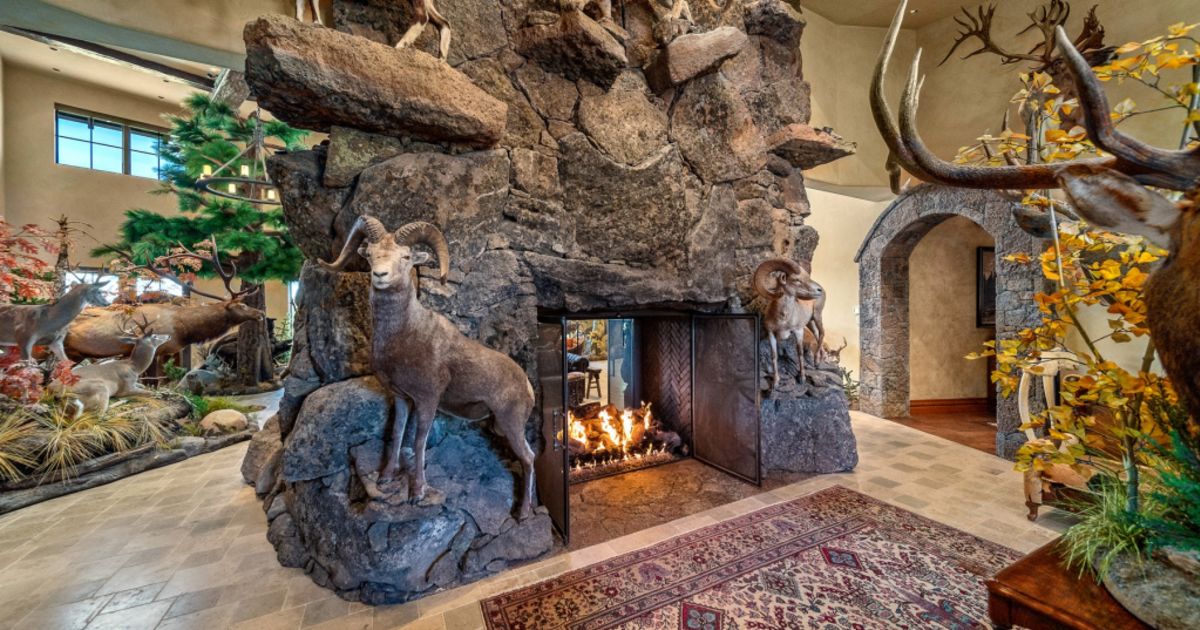 ‘Iconic’ Oregon ranch filled with stuffed animals on the market for ...