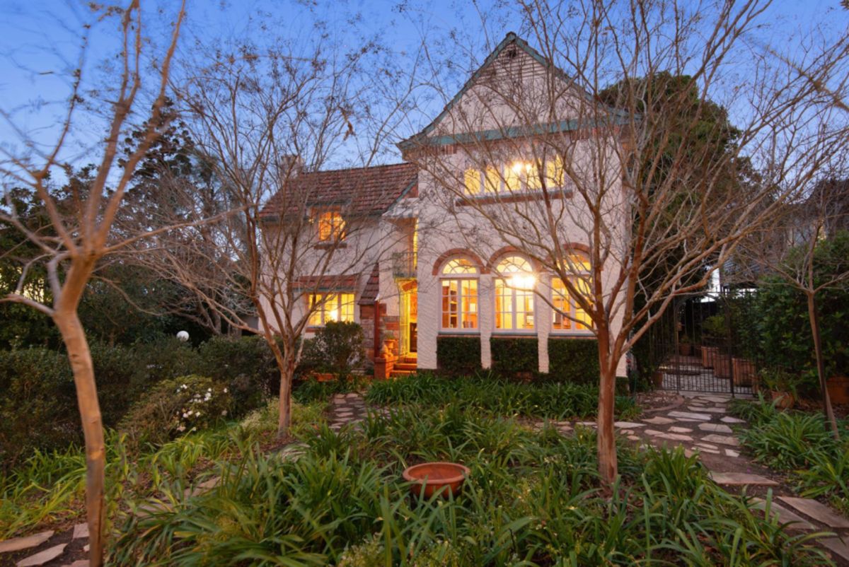 With only two owners since 1934, this inspired historical Annerley home ...