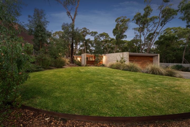 A cool, clear-headed and cleverly curvy house near Ballarat