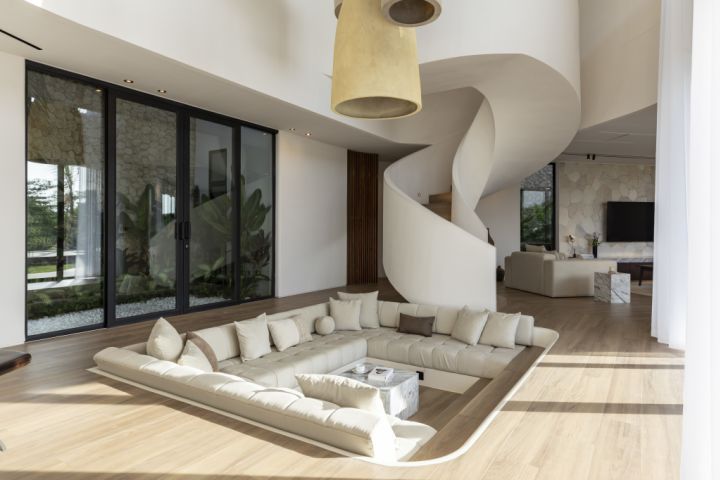 Clifftop villa for sale in Bali offers ocean views, beach access and ...