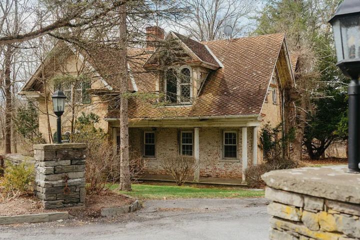 Crumbling relic of Astor family’s Gilded Age estate costs less than $1 ...