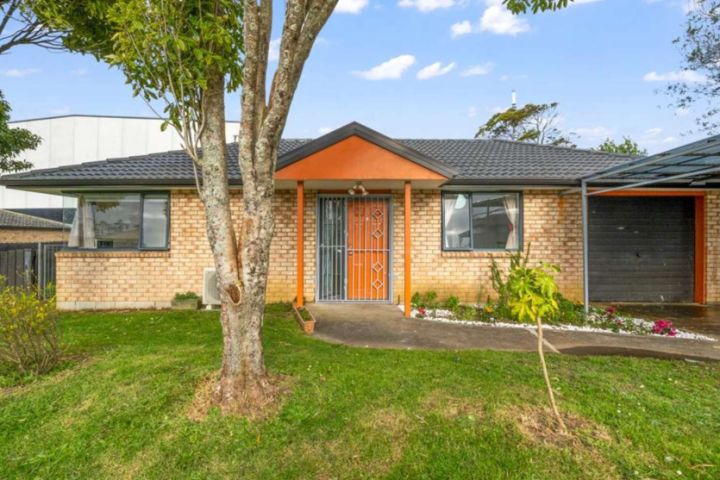 Holidaying Aussie couple step in to save New Zealand father’s home