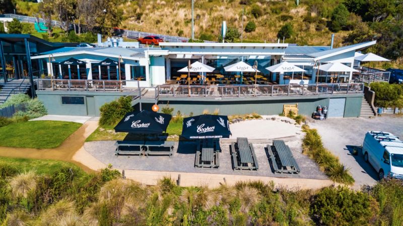 Sydneysider swoops on Victorian surf coast pub