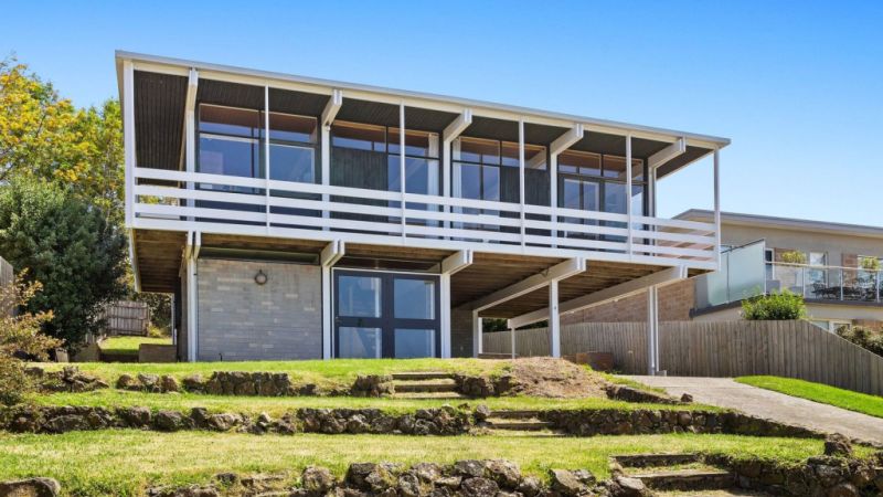 Australia's oldest person, aged 110, sells her beloved Sorrento beach house