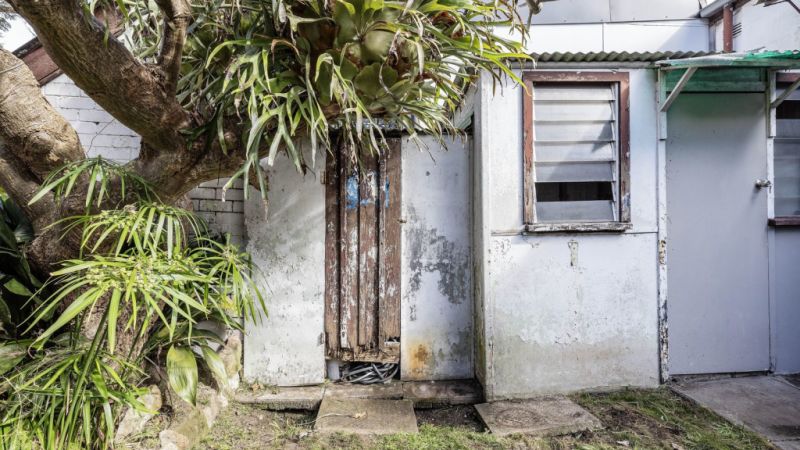 Outdoor loo cottage sells in elite suburb for $1.37 million