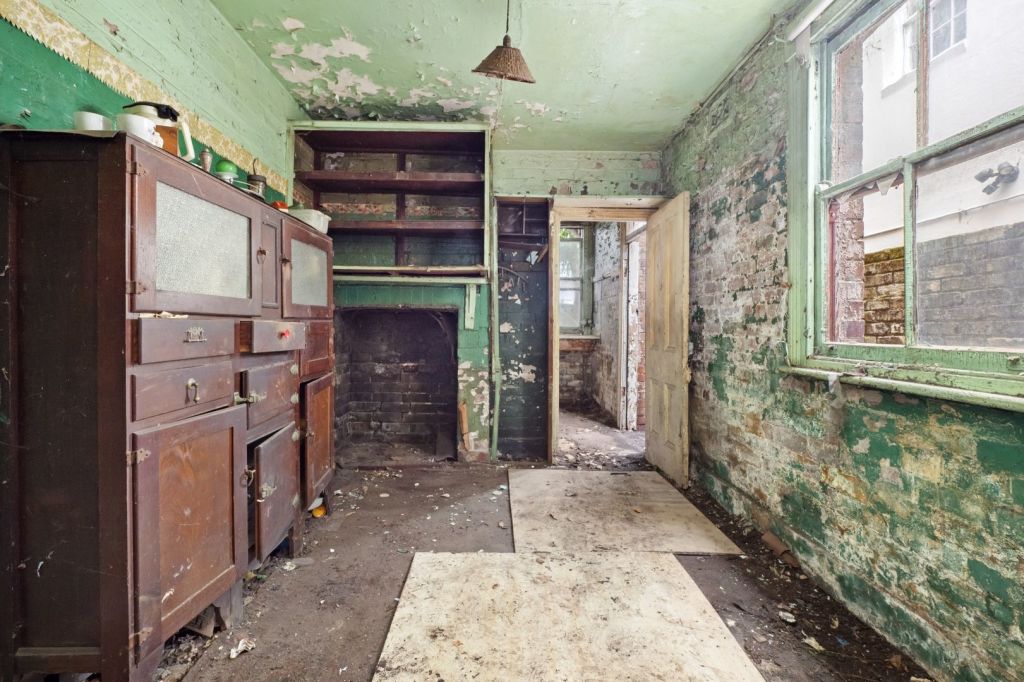 ‘Wear a mask’: Rickety terrace in Paddington will make your skin crawl