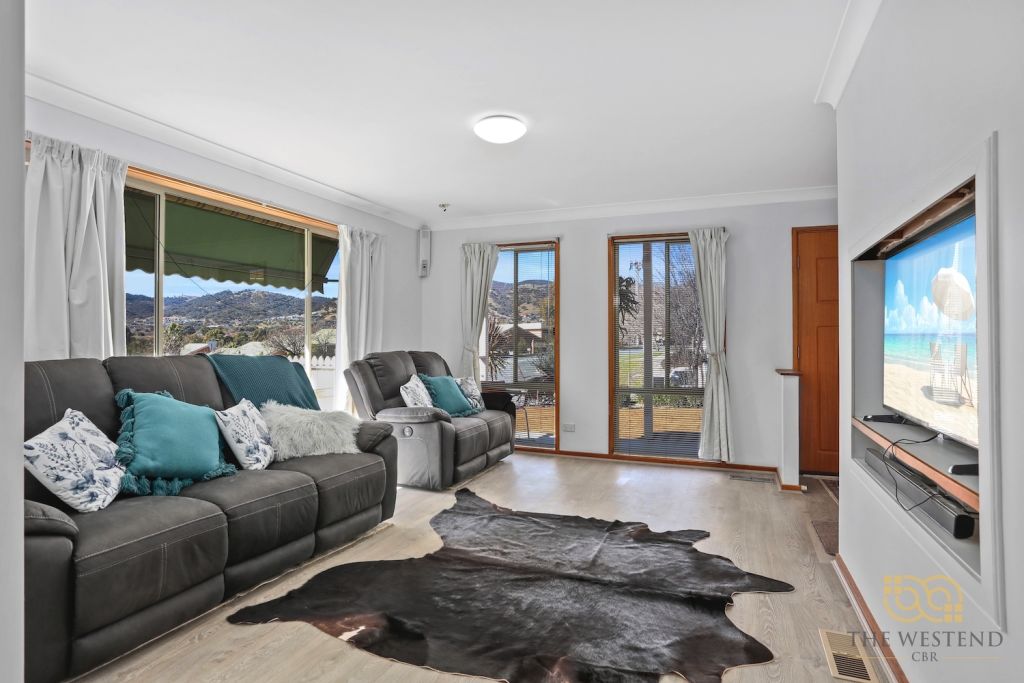 Canberra auctions: Gordon home sells for $850,000 in three bids